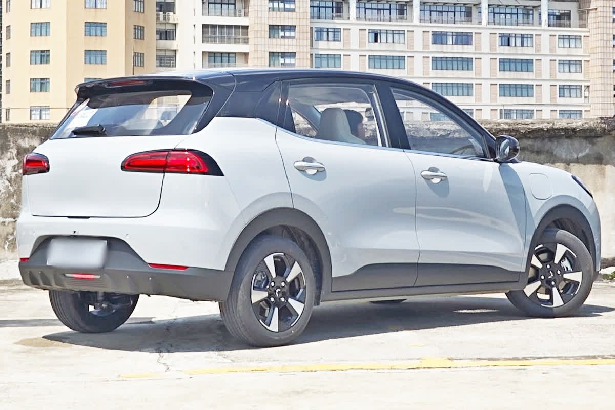 世界で40万台売れた中国産EVの実力 160万円から買えるビンゴSUVが値下げ、航続距離510kmで価格破壊なるか